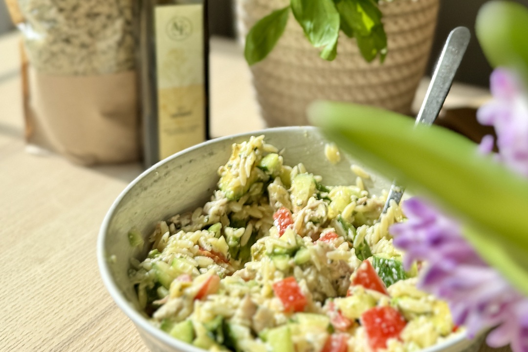 RECEPT: Orzo salát s konopnou zálivkou - AGRO-EL Znojmo